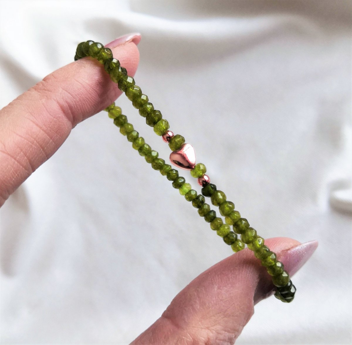 Náramek*broušený nefrit*srdíčko hematit rosegold – Potvor - pomáhat tvořit