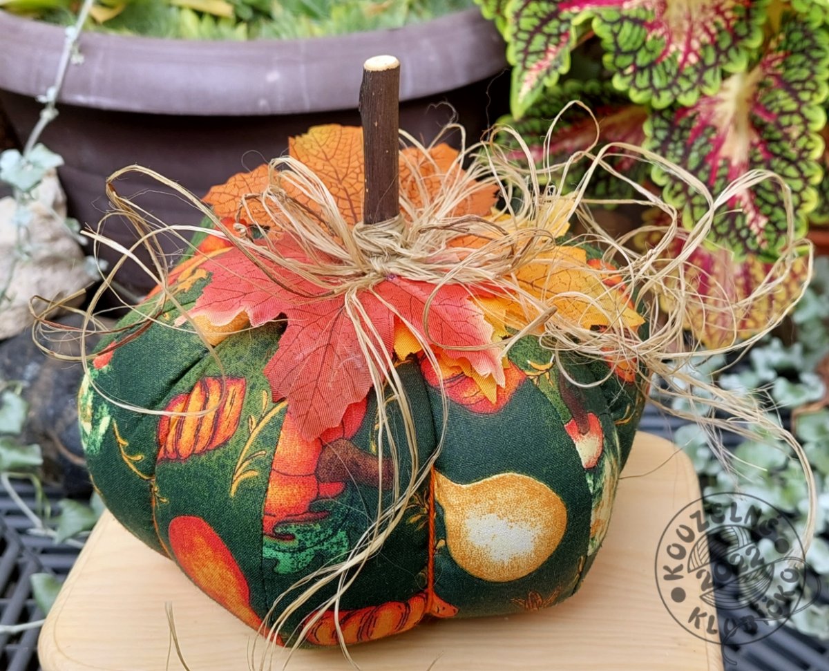 Šitá dýně TMAVĚ ZELENÁ S DÝNIČKAMI – Potvor - pomáhat tvořit