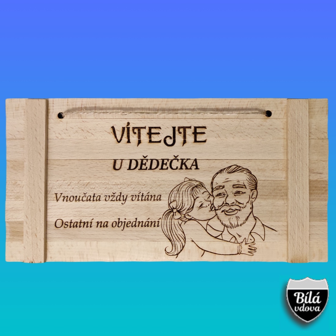 Dřevěná cedule s textem Vítejte u dědečka – Potvor - pomáhat tvořit