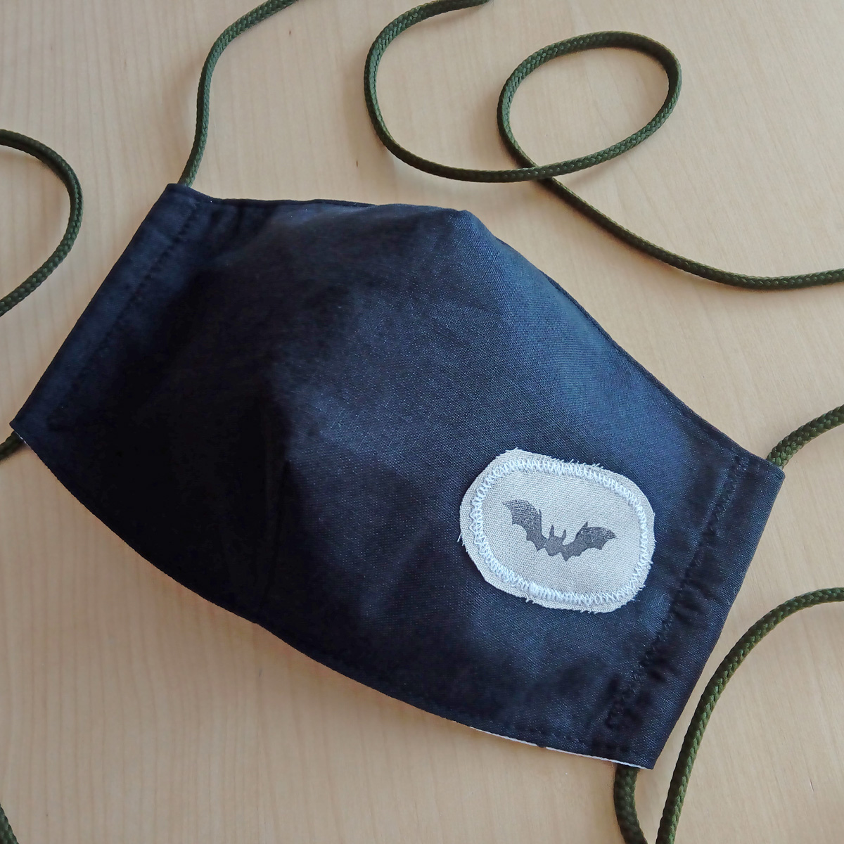 Černá rouška s netopýrem – Potvor - pomáhat tvořit