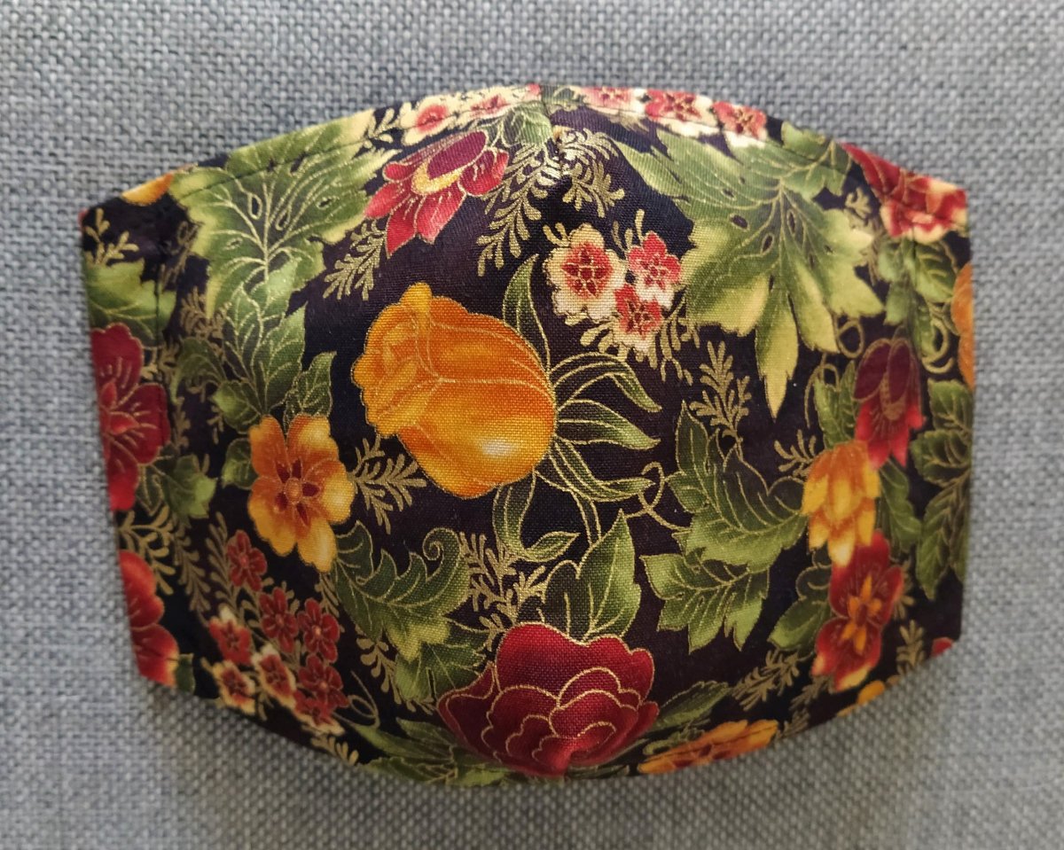 Rouška Designová Zahrada růží Zlatotisk I. – Potvor - pomáhat tvořit