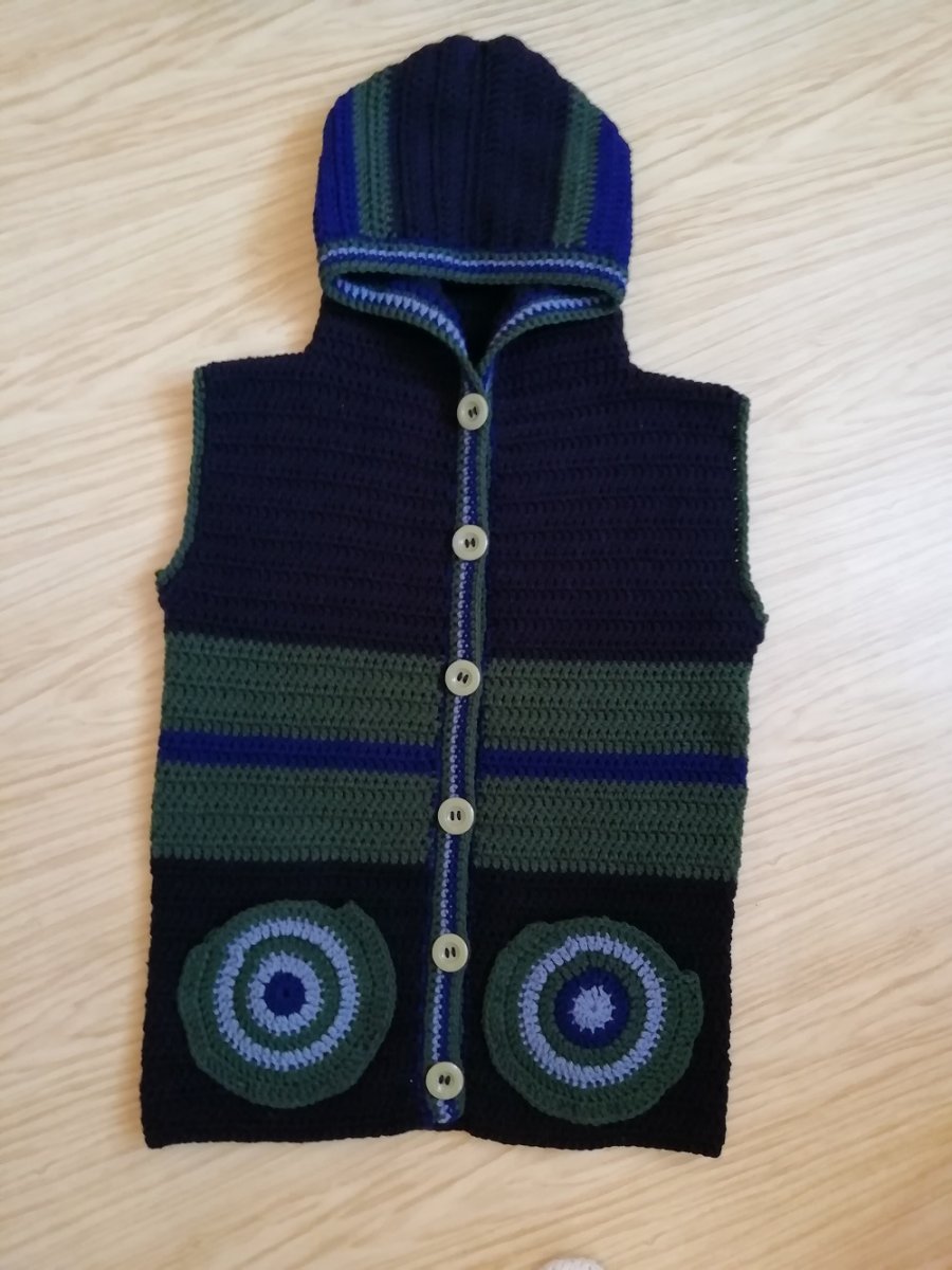 Háčkovaná vesta bez rukávů – Potvor - pomáhat tvořit