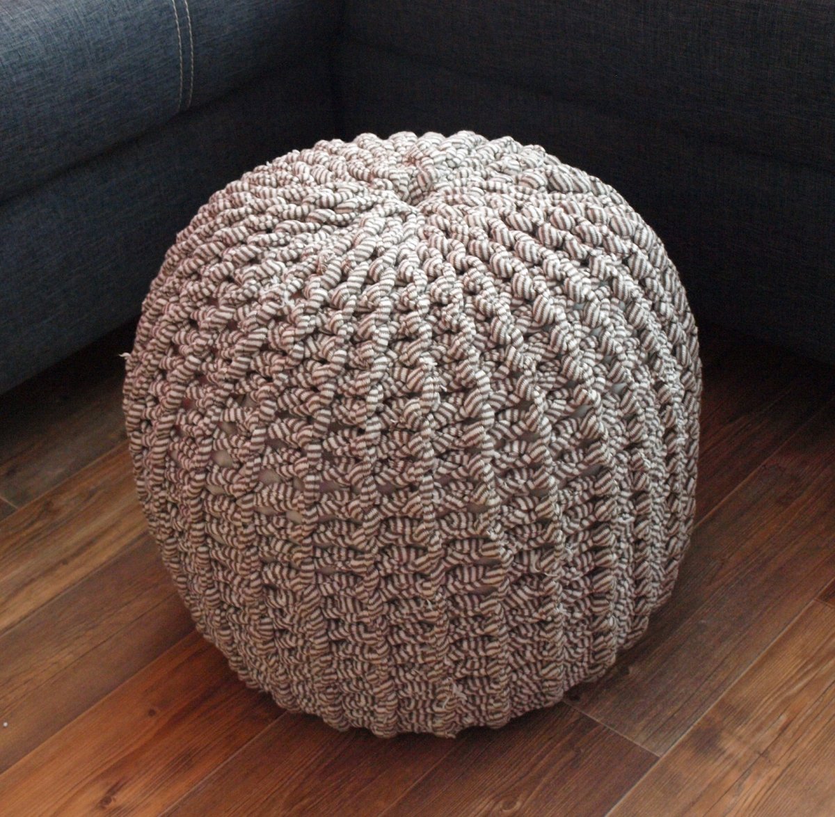 Strakatý..pletený..puff – Potvor - pomáhat tvořit