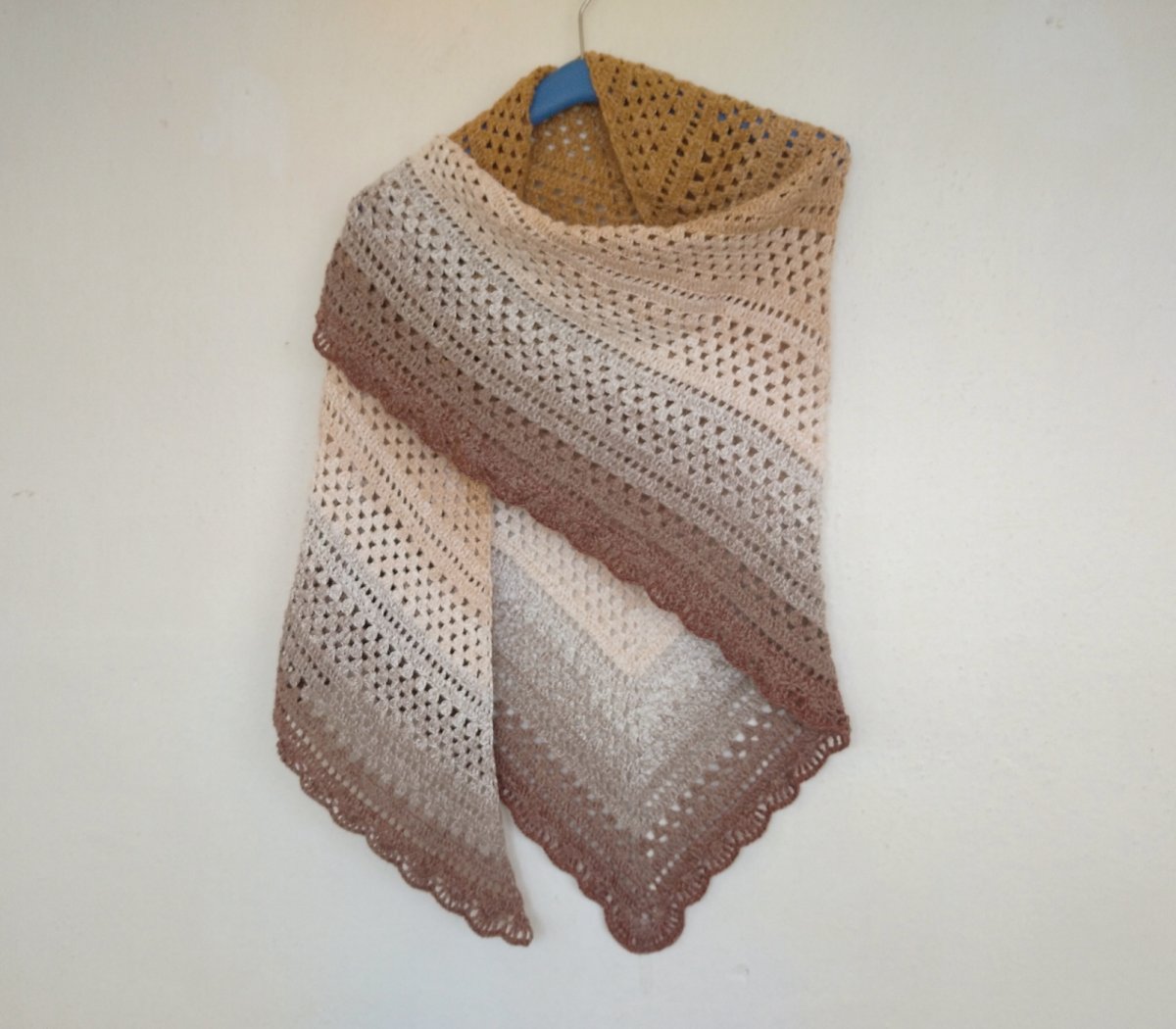 Háčkovaný šátek z duhového klubíčka... – Potvor - pomáhat tvořit