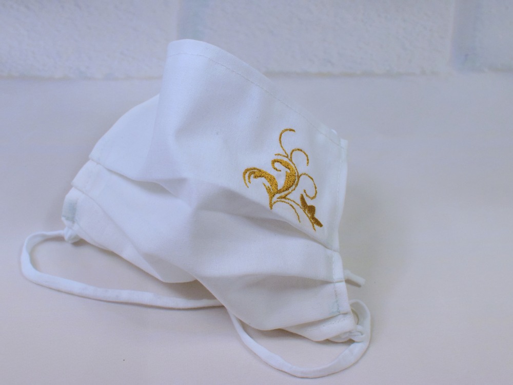 Designová vyšívaná rouška se zlatým ornamentem – Potvor - pomáhat tvořit